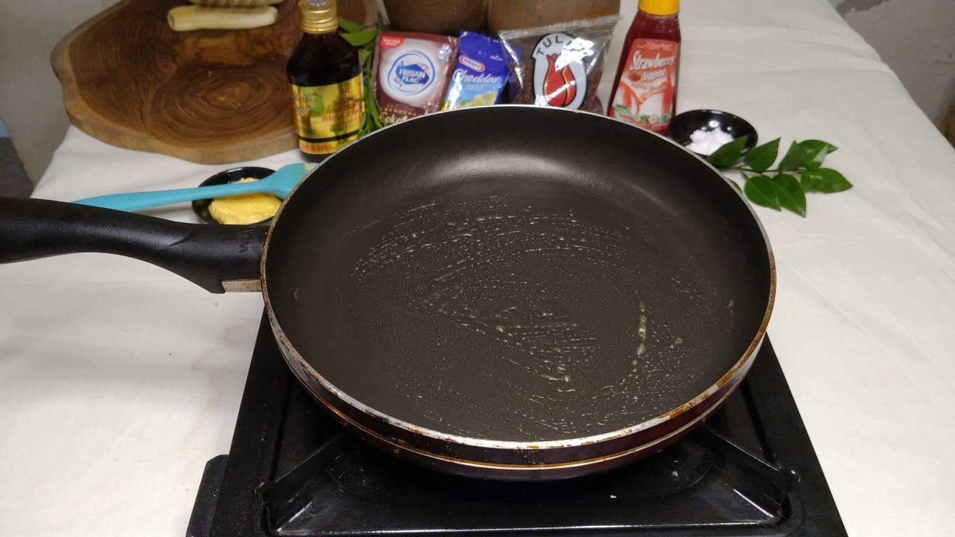 Grilling Banana in a pan. 7 easy steps for a tasty dessert or snack ...